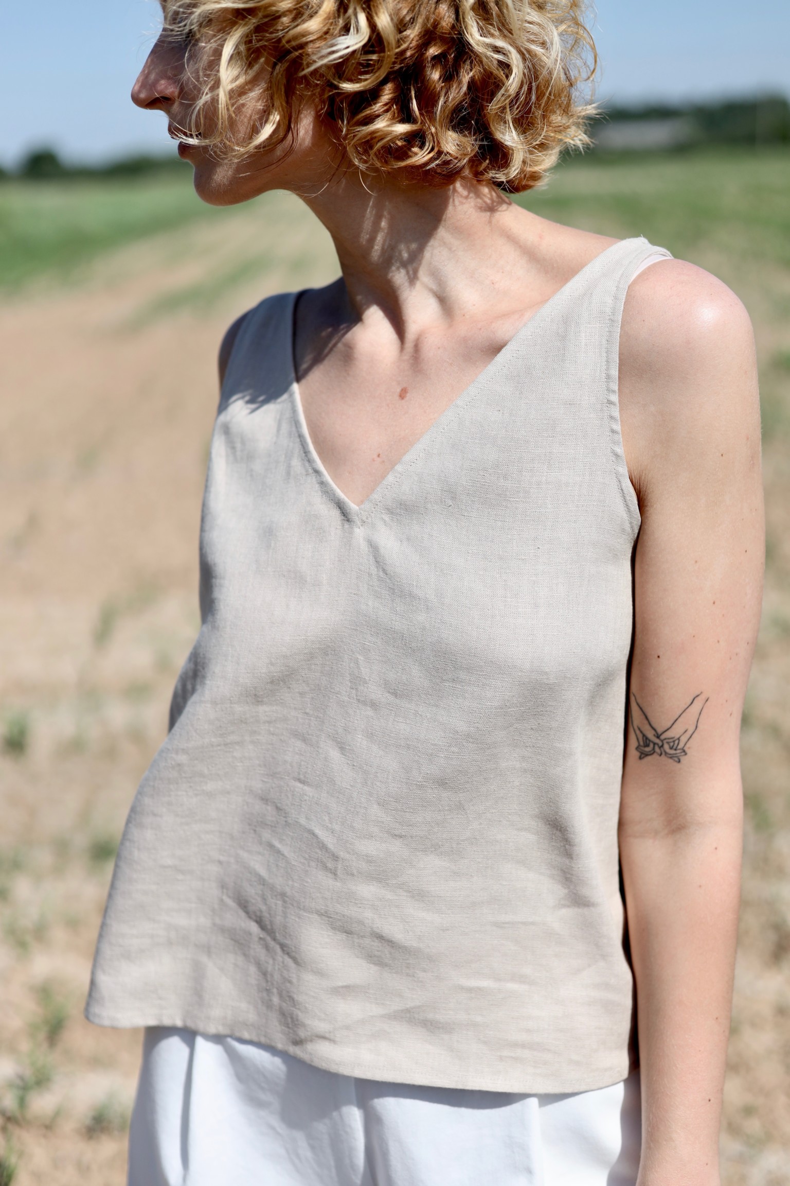 Sleeveless V-neck linen top – OffOn