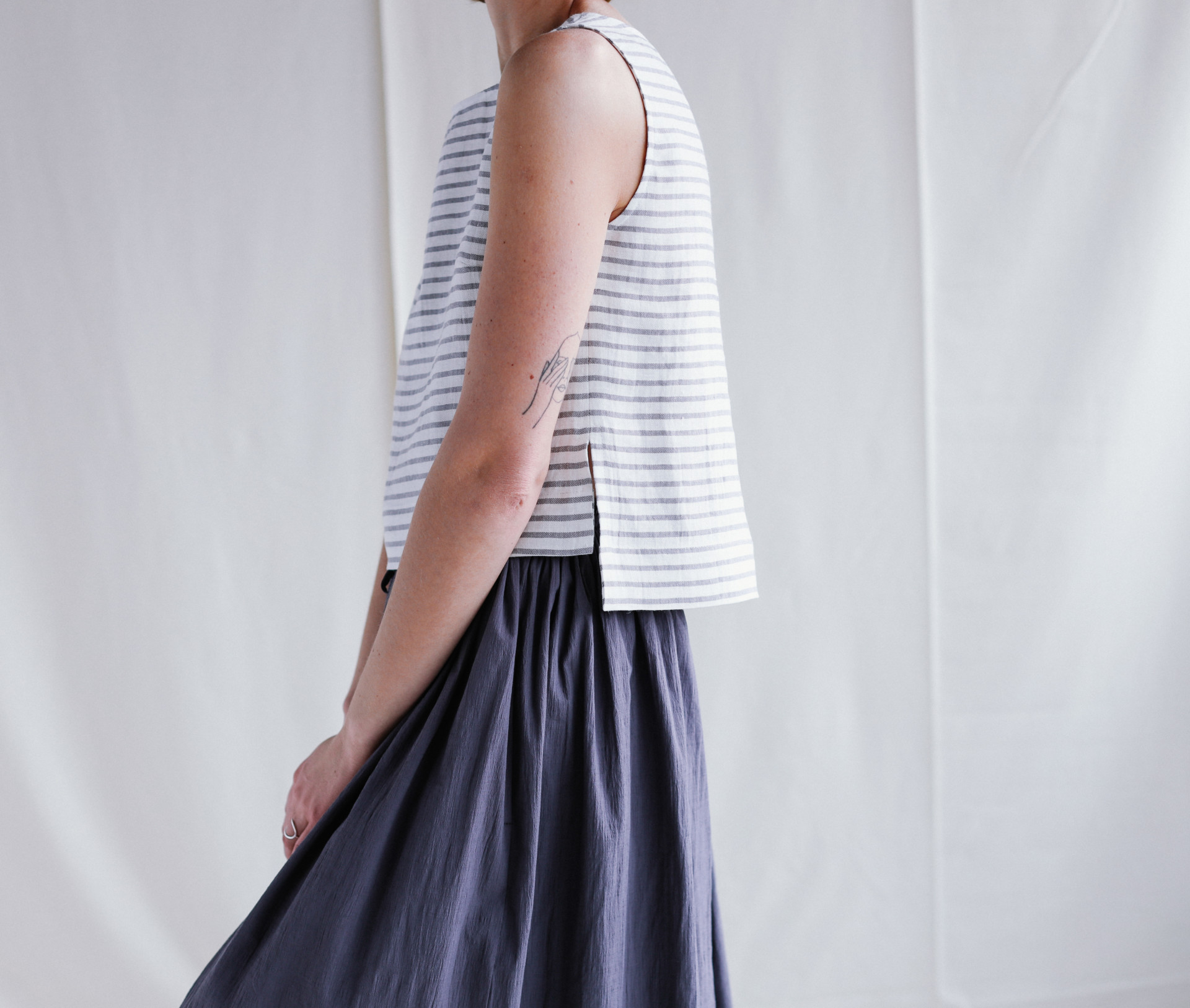 Linen sleeveless cropped hem top – OffOn