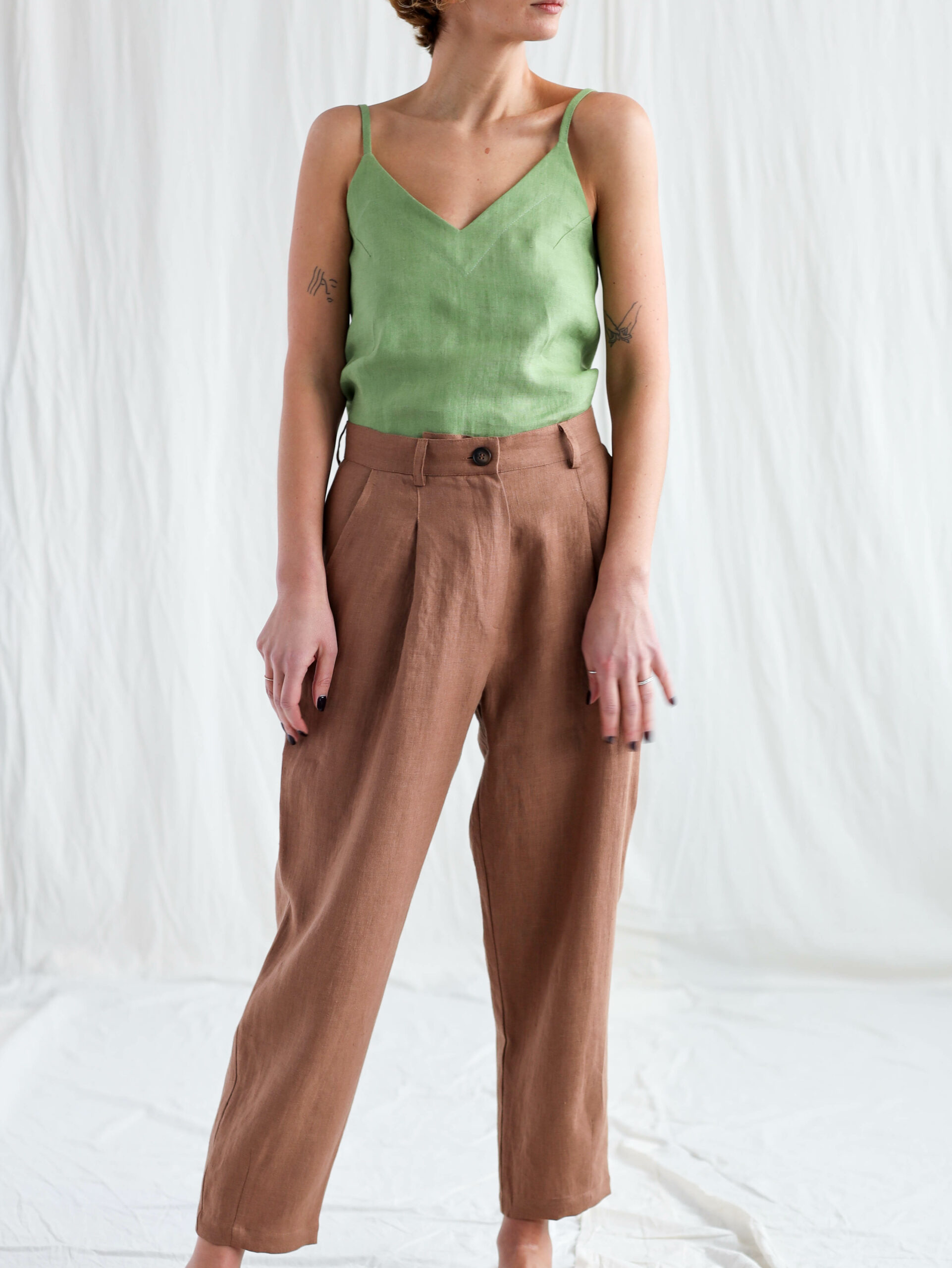 Boxy hazel linen tapered leg trousers – OffOn