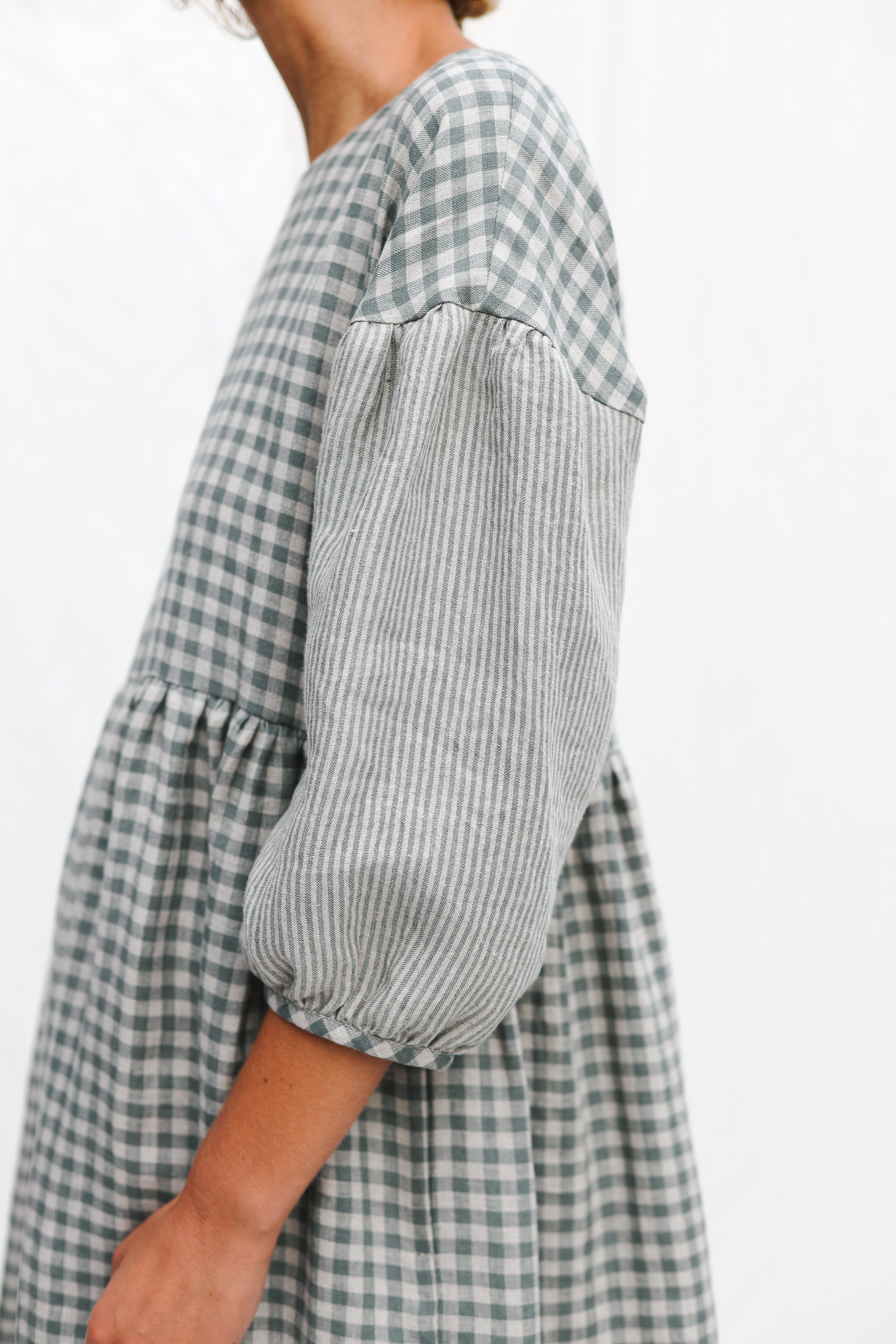 Gingham linen dress with contrasting striped puffy sleeves PERLA – OffOn
