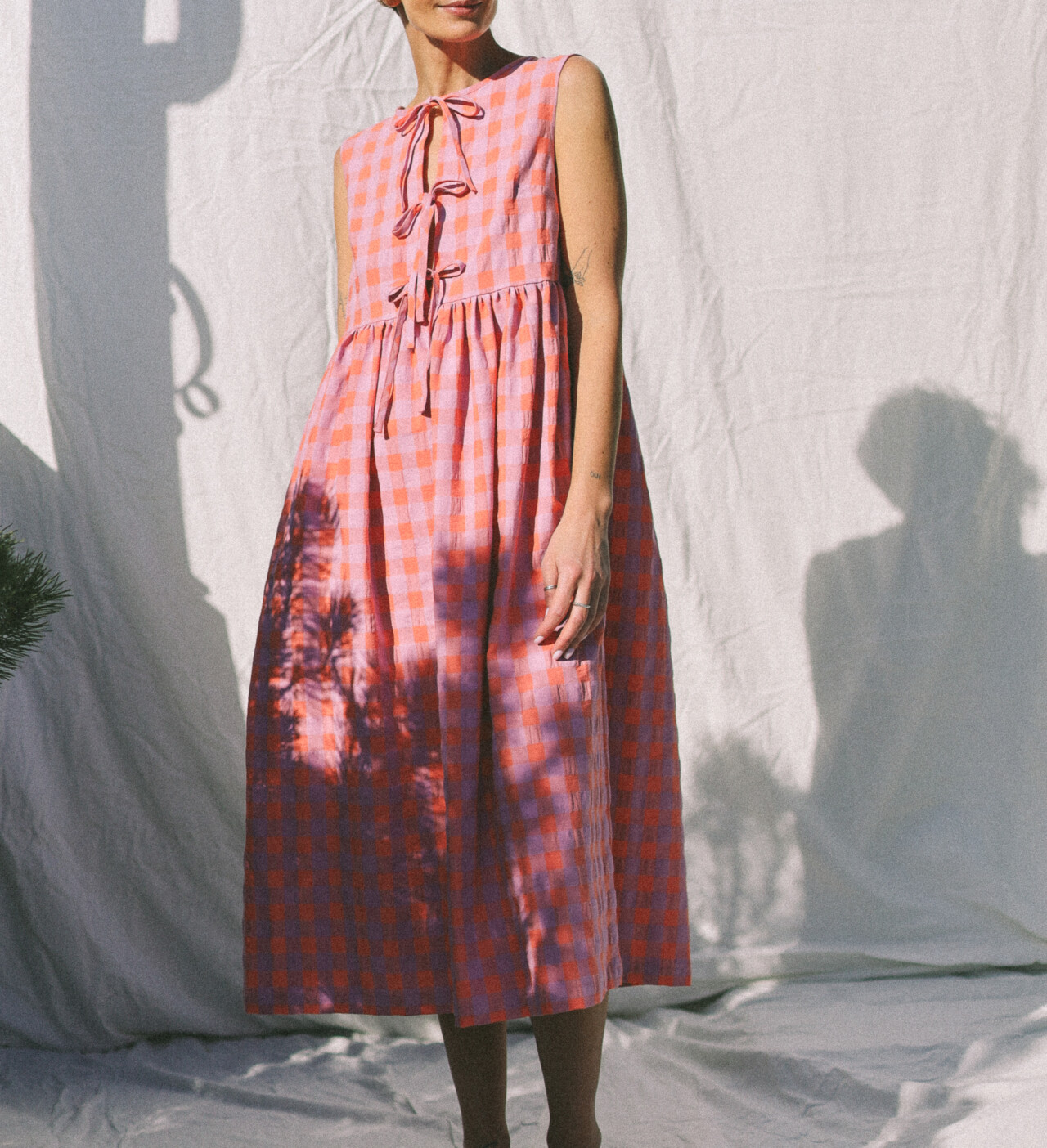 Sleeveless seersucker checks dress with ties GEMMA – OffOn