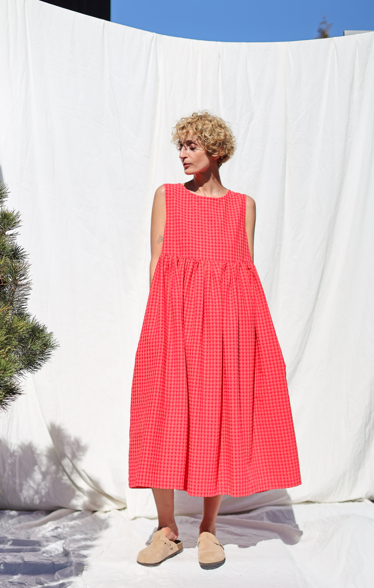 Sleeveless smock dress in glace cherry red seersucker checks – OffOn